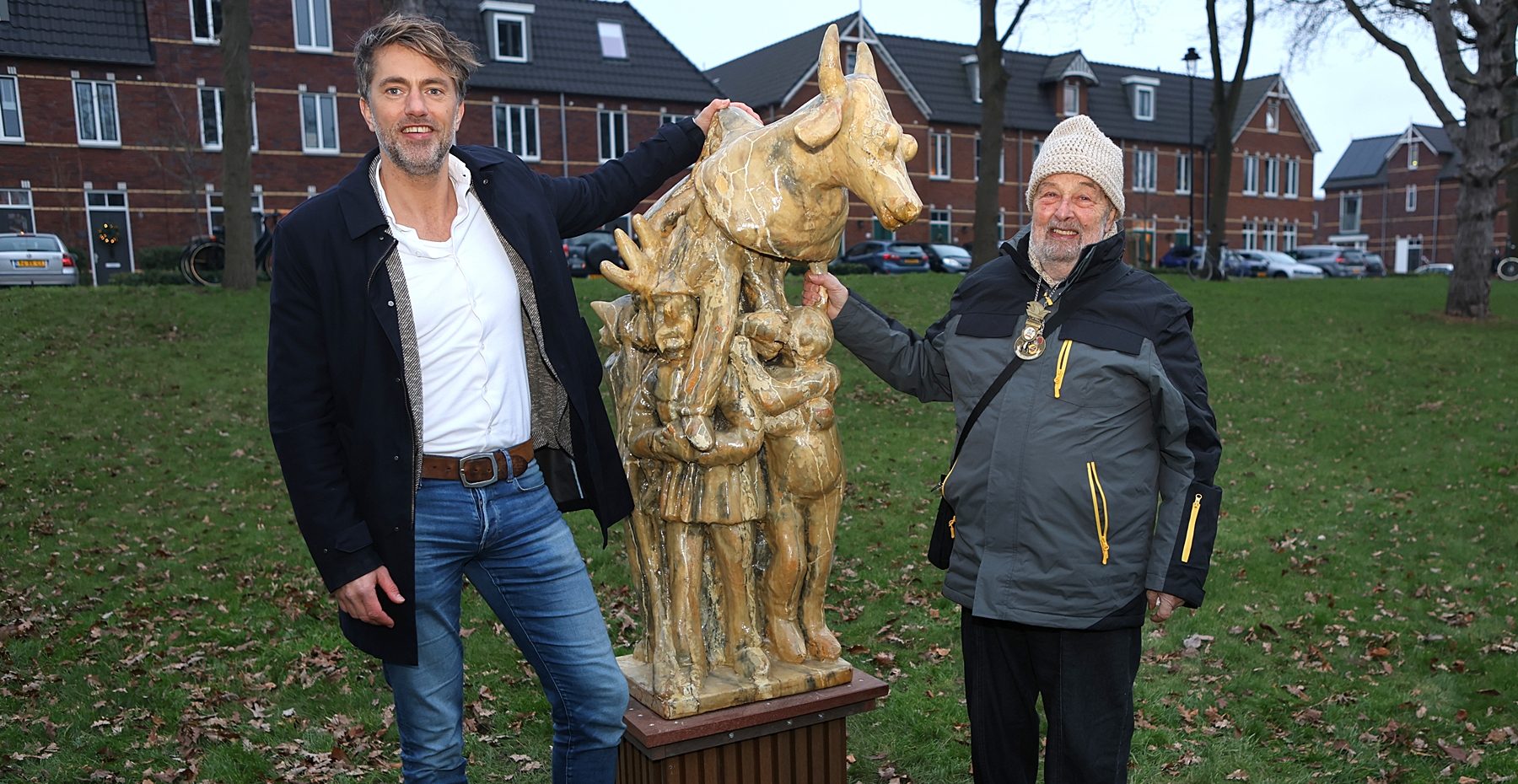 Wethouder Van Strien onthult beeld De Koetillers in Engelse Tuin ...